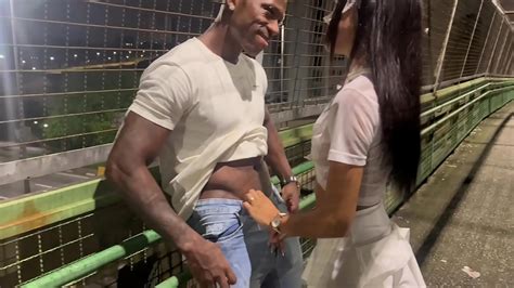 Coelhinha Transa Em Cima Da Passarela Na Rua E No Carro Debaixo De Chuva E Quase Foi Pega