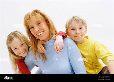 Madre Con Figlia E Figlio Immagini E Fotografie Stock Ad Alta Risoluzione Alamy