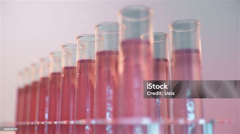 과학 실험실 연구 의료 기술 개발 생명 공학의 돌파구 연료로 시험관 내부의 붉은 액체 생명 공학 유리 제품 플라스크 시험관 3d