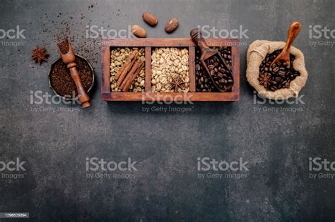 커피 파우더와 풍미 있는 재료로 구운 커피 콩을 다크 스톤 배경에 맛있는 커피 셋업을 만들어냅니다 갈색에 대한 스톡 사진 및 기타 이미지 Istock