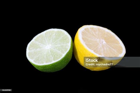 노란 레몬과 녹색 라임의 감귤류 과일 전체 및 절반 검은 색 배경에 격리 클로즈업 0명에 대한 스톡 사진 및 기타 이미지 0