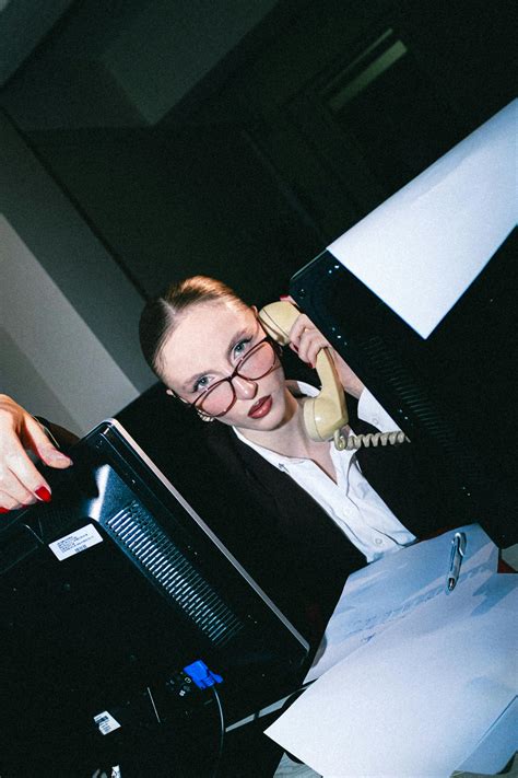 실내 간부 격식 있는 격식있는 옷차림 경영 관리 관리자 기술 기업 기업 세계 늦은 밤 디지털 통신 멀티