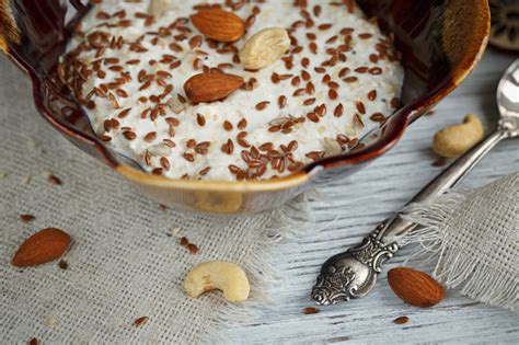 녹차 코 티 지 치즈 플러스 귀리 플레이크 아마 씨 견과 꿀의 컵 0명에 대한 스톡 사진 및 기타 이미지 0명 갈색 건강관리와 의술 Istock