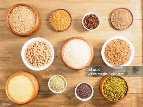 쌀 옥수수 플레이크 귀리 녹두 호로파 메밀 회향 커민 병아리 완두콩 갈색 나무 배경에 정향 인도 요리 아유르베다 자연 요법 현대 약전 개념 0명에 대한 스톡 사진 및 기타