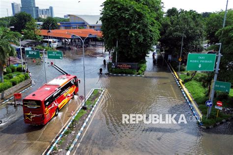 Drainase Buruk Sebabkan Banjir Di Terminal Purabaya Sidoarjo