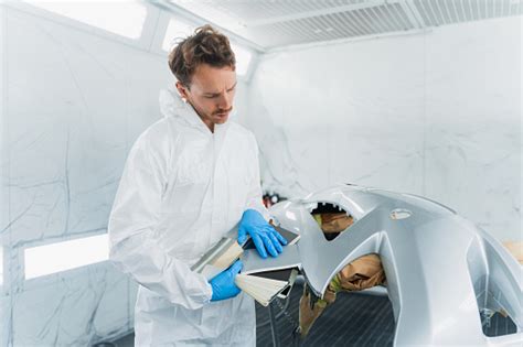 차량 페인팅 부스의 젊은 남성 차량 바디 수리 작업자가 자동차 범퍼 색상 색조와 샘플 비교 부스에 대한 스톡 사진 및 기타 이미지 부스 뿌림 화가 예술가 Istock