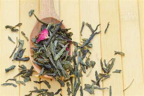 장미의 잎 자연 녹차의 구성 장미와 나무로 되는 숟가락에 차 꽃잎의 매크로 사진 꽃과 나무 보드에 있는 장미 차의 재료와 함께 차 0명에 대한 스톡 사진 및 기타 이미지