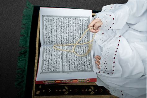 베일에 싸인 무슬림 여성이 손을 들고 앉아 기도 구슬로 기도하는 동안 Eid Ul Fitr에 대한 스톡 사진 및 기타 이미지 Eid Ul Fitr Ramadan