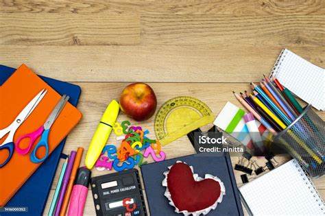 학교 개념으로 돌아 가기 연필 상자와 책 노트북과 핀이있는 스티커 메모 및 계산기 펠트 펜과 하트 모양 및 나무 테이블에 사과 0명에 대한 스톡 사진 및 기타 이미지