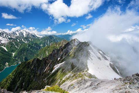 スバリ岳を駆け上がる雲と剱岳飛騨山脈の写真素材 ぱくたそ
