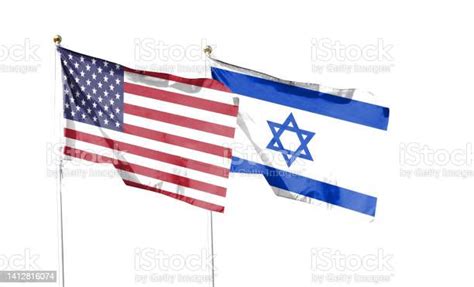 미국 국기와 이스라엘 국기는 흰색 배경에 고립 된 클리핑 경로와 함께 깃발 흔들리는 깃발을 닫습니다 상징 텍스트에 빈 공간이 있는 프레임입니다 0명에 대한 스톡 사진 및