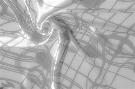 흐리게 배경 텍스처 실크입니다 직물은 강철 알루미늄 티타늄 실버 색상에 흰색 Tokka 하나 멋진 실크 시 폰 가져 얇은 강철 회색 흰색 줄무늬 외관 0명에 대한 스톡 사진