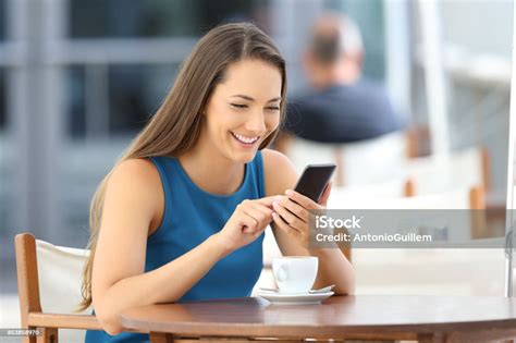 행복 한 여자는 바에서 스마트 휴대 전화를 사용 하 여 테라스 자신감에 대한 스톡 사진 및 기타 이미지 자신감 직원 호텔 Istock