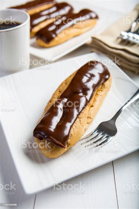 신선한 휘핑 크림과 화이트 플레이트에 초콜릿 아이싱을 얹은 초콜릿 에클레어의 높은 각도 전망 0명에 대한 스톡 사진 및 기타 이미지 Istock