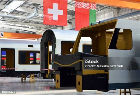 철도 자동차 조립 공장 내부 고속 열차 생산을위한 산업 워크샵 제조 열차의 공장은 승객 롤링 재고를 설정합니다 페인트 가게에서