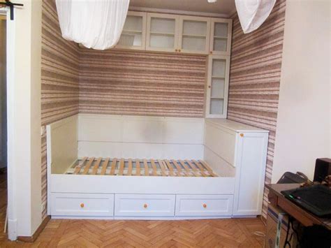 Высокая кровать в нише 81 фото