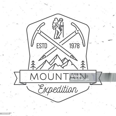 산악 탐험 배지 벡터 일러스트레이션 셔츠 또는 로고 인쇄 우표 또는 티에 대한 개념 얼음 도끼 등산가 및 산을 사용한 빈티지 라인 아트 디자인 야외 모험 엠블럼 고무도장에