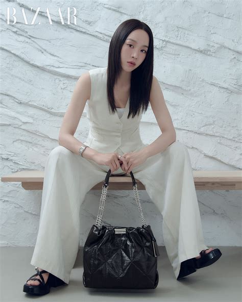 신혜선 여름 맞아 시원하고 과감하게 화보