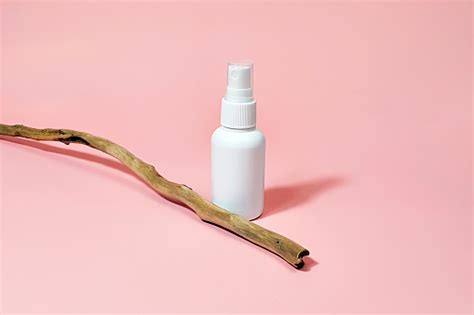 분홍색 배경에 흰색 플라스틱 스프레이 병과 나무 막대기 천연 유기농 스파 화장품 및 액체 항균 스프레이 개념 Mockup 0명에 대한 스톡 사진 및 기타 이미지 Istock