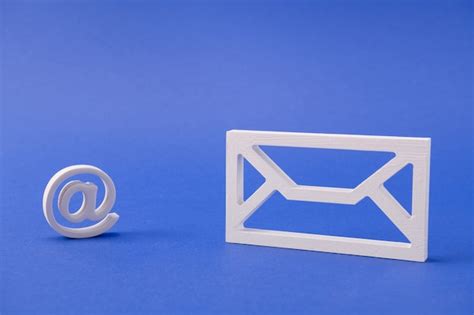 Белая фигура формы почтового ящика входящий ящик исходящий получить получить отправить сообщение