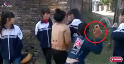 Xác minh clip nữ sinh bị bạn cầm gạch đánh ngất xỉu mùng Tết