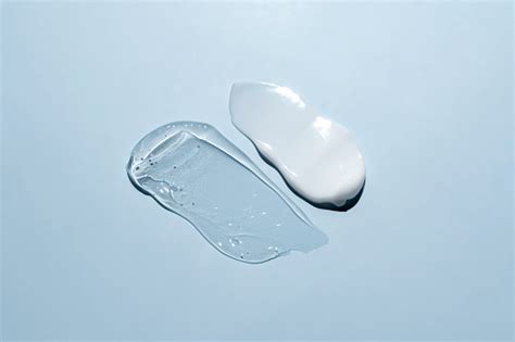 파란색 배경에 젤과 크림 이중 질감 견본 얼룩 투명 달팽이 뮤신 세럼 스킨 케어 제품 스트로크 플랫 레이 히알루론산 크림 생활필수품에 대한 스톡 사진 및 기타 이미지