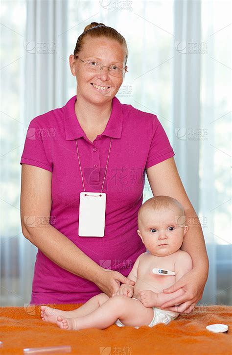 母亲在照顾孩子。