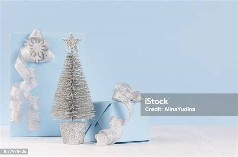 크리스마스 선물 및 흰색 나무 테이블과 파스텔 블루 벽에 리본 장식 실버 나무 가벼운에 대한 스톡 사진 및 기타 이미지