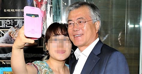 포토엔 문재인 의원 여전한 인기 기념사진은 기본 포토엔 문재인 의원 여전한 인기 기념사진은 기본