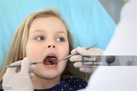 의사 동안 구강 검사를 하는 동안 열려있는 입으로 치과의 자에 앉아 작은 아기 소녀 치과 의사 사무실 방문 의학 개념 4 5세에 대한 스톡 사진 및 기타 이미지 Istock