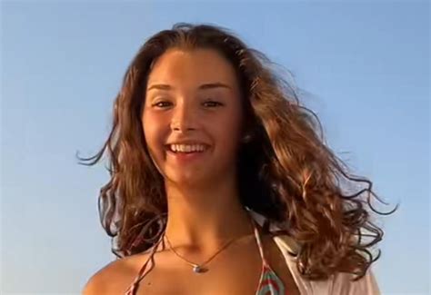 Anna Klobouckova En Bikini Naranja En La Playa Colormusic