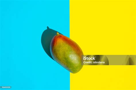 녹색과 빨간 망고 분할 이중톤 노란색에 파란색 배경 크리에이 티브 이미지 스타일 밝은 가혹한 햇빛 깊은 그림자 열 대 과일 휴가 여름 비치 파티 채식주입니다 포스터 배너