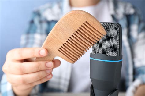 마이크와 나무 빗 클로즈업으로 Asmr 사운드를 만드는 여성 자율 감각 쾌락 반응에 대한 스톡 사진 및 기타 이미지 자율 감각 쾌락 반응 감각 지각 녹음 장비