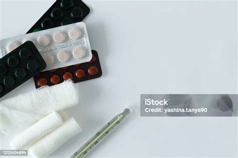 건강 주사기 의약품 주사 앰플 붕대 및 알약이 흰색 테이블 상단보기에 백색 배경에 질병의 처리를 위한 의학 온도계 및 환약 복사 공간 0명에 대한 스톡 사진 및 기타 이미지
