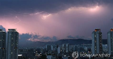 울산 밤하늘 가로지르는 번개