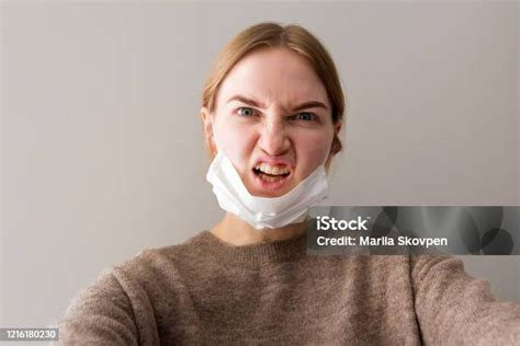 바이러스로부터 보호하기 위해 마스크 사악한 여자 코로나 바이러스의 전염병의 개념 바이러스와 코로나 바이러스 전염병을 중지합니다 구급대원에 대한 스톡 사진 및 기타 이미지