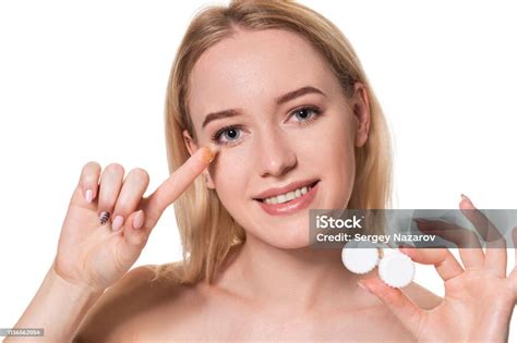 자연 메이크업과 손에 접촉 눈 렌즈와 젊은 아름 다운 여자의 초상화 흰색 렌즈 상자를 들고 여성 모델의 클로즈업 개선에 대한