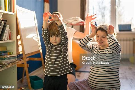 행복한 임신 한 어머니 아버지와 아들 유아 재생 에 그림자 가족에 대한 스톡 사진 및 기타 이미지 가족 귀여운 놀기 Istock