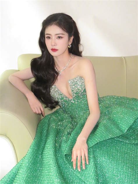 白鹿閃鑽深v辣露美胸！祖母綠禮服駕馭完美仙氣 Et Fashion Ettoday新聞雲