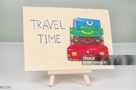 텍스트 이동 시간 텍스트와 그림 엽서와 빈티지 컬러 가방을 잔뜩 가방에 대한 스톡 사진 및 기타 이미지 가방 개념 고풍스런 Istock