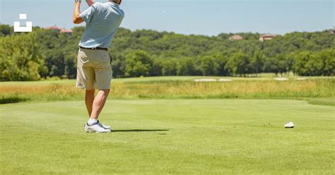 흰색 티셔츠와 갈색 반바지를 입은 남자가 낮에 골프를 친다 사진 Unsplash의 무료 골프 클럽 이미지