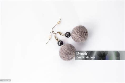 펠트 귀걸이 구슬 모양 흰색 배경에 고립 된 다채로운 펠트 구슬로 만든 수제 세련된 펠트 주얼리 0명에 대한 스톡 사진 및 기타 이미지 Istock