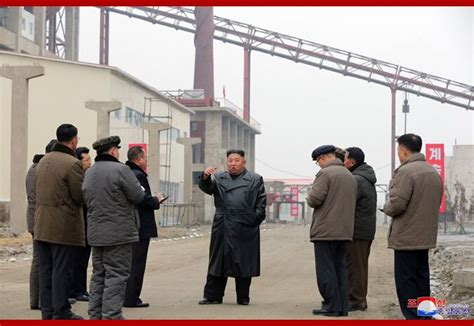 金正恩视察顺川磷肥厂建设工地 表示极大满意