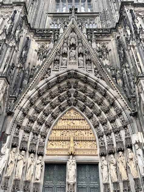 Ayrıntılı Heykellerle Gotik Katedral Girişi · Ücretsiz Stok Fotoğraf