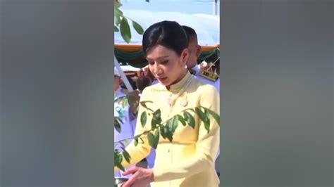 ในหลวง ให้พลตรีหญิง คุณหญิงชยุตรา วชิรพัทธโสภา ยกช่อฟ้าหอสวดมนต์เฉลิมพระเกียรติ และปลูกต้นไม้