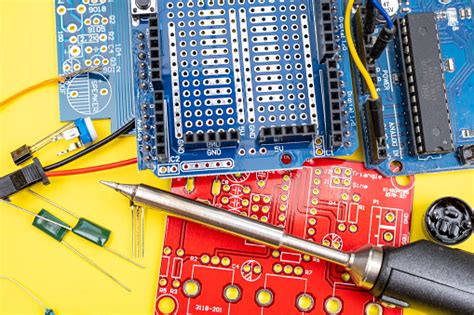 납땜 인두 및 무선 부품 트랜지스터 커패시터 미세 회로 가제트 및 마이크로 일렉트로닉스 수리를위한 개념으로서의 인쇄 회로 기판 0명에 대한 스톡 사진 및 기타 이미지