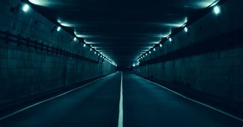 거리 건축 격리 고속도로 교통 구조 기하학적 꺼지다 대기의 대도시 대칭 대칭의 대칭적인 도로 도시 도시 경관 도시의 머리 위 조명 밤 복도