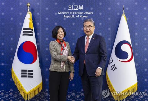 베트남 국영 통신사 사장과 악수하는 박진 외교부 장관 연합뉴스