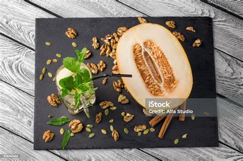 어두운 배경에 유기농 멜론의 최고 보기 단 물 얼음 그리고 민트의 유리입니다 건강 한 재료의 구성입니다 건강한 생활방식에 대한 스톡 사진 및 기타 이미지 Istock