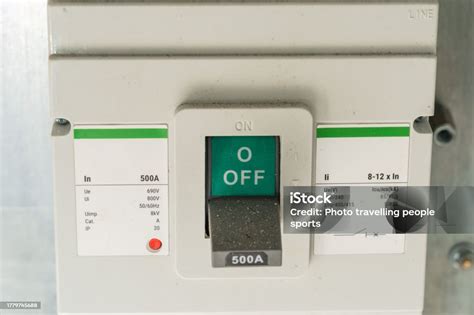 토글 스위치가 꺼진 전기 제어판 전기 볼륨tage 0명에 대한 스톡 사진 및 기타 이미지 0명 건설 산업 공장 산업 건물 Istock